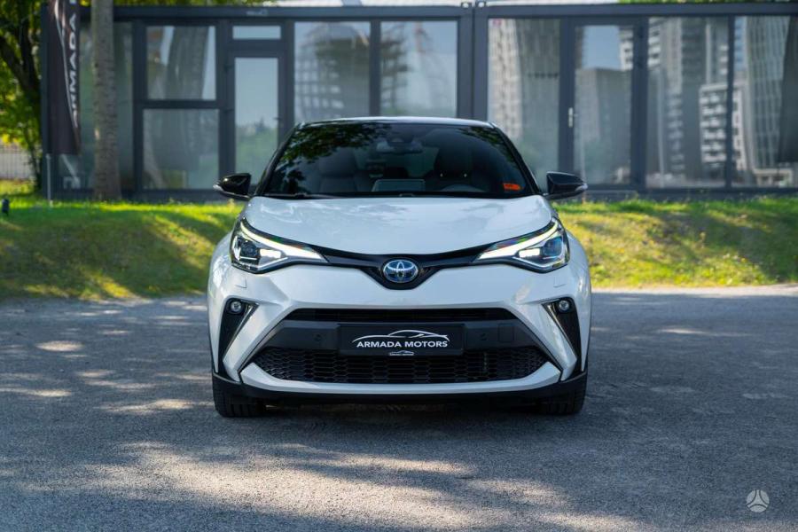 White Toyota C-HR 2021 in Vilnius, with an engine capacity of 1.99 L and mileage of 47 thousand km for 23500 €, photo 5 on AUTOMOTO.COM.LV