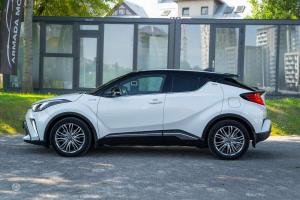 White Toyota C-HR 2021 in Vilnius, with an engine capacity of 1.99 L and mileage of 47 thousand km for 23500 €, photo 8 on AUTOMOTO.COM.LV