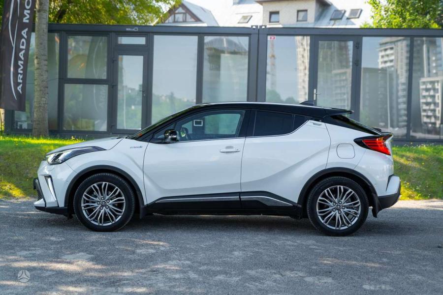 White Toyota C-HR 2021 in Vilnius, with an engine capacity of 1.99 L and mileage of 47 thousand km for 23500 €, photo 8 on AUTOMOTO.COM.LV