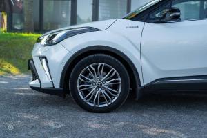 White Toyota C-HR 2021 in Vilnius, with an engine capacity of 1.99 L and mileage of 47 thousand km for 23500 €, photo 9 on AUTOMOTO.COM.LV