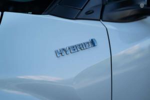 White Toyota C-HR 2021 in Vilnius, with an engine capacity of 1.99 L and mileage of 47 thousand km for 23500 €, photo 10 on AUTOMOTO.COM.LV