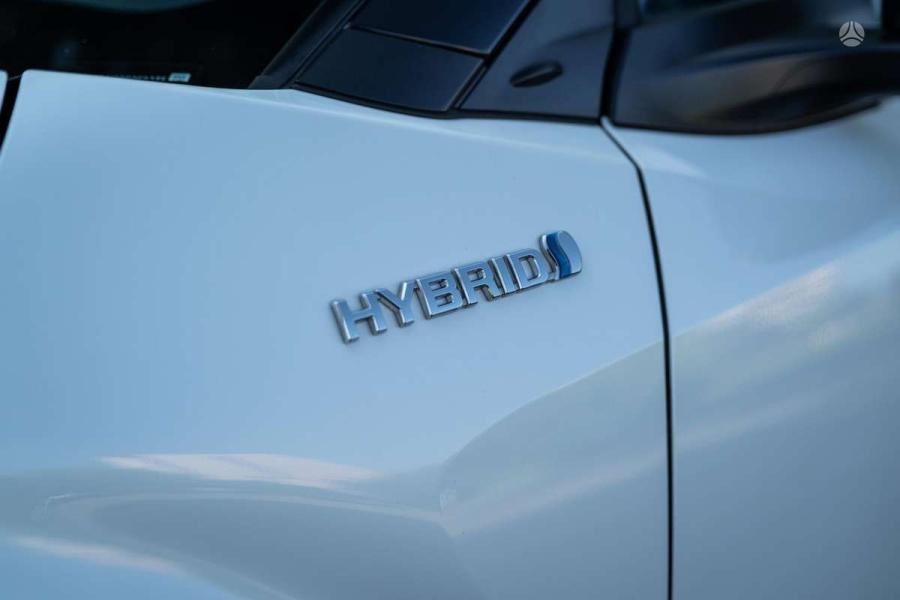 White Toyota C-HR 2021 in Vilnius, with an engine capacity of 1.99 L and mileage of 47 thousand km for 23500 €, photo 10 on AUTOMOTO.COM.LV