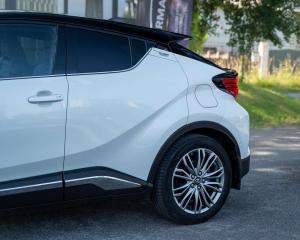 White Toyota C-HR 2021 in Vilnius, with an engine capacity of 1.99 L and mileage of 47 thousand km for 23500 €, photo 12 on AUTOMOTO.COM.LV