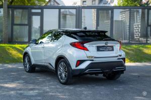 White Toyota C-HR 2021 in Vilnius, with an engine capacity of 1.99 L and mileage of 47 thousand km for 23500 €, photo 13 on AUTOMOTO.COM.LV