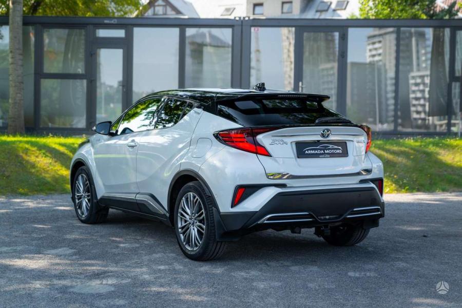 White Toyota C-HR 2021 in Vilnius, with an engine capacity of 1.99 L and mileage of 47 thousand km for 23500 €, photo 13 on AUTOMOTO.COM.LV