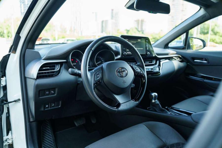 White Toyota C-HR 2021 in Vilnius, with an engine capacity of 1.99 L and mileage of 47 thousand km for 23500 €, photo 19 on AUTOMOTO.COM.LV