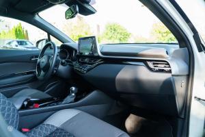 White Toyota C-HR 2021 in Vilnius, with an engine capacity of 1.99 L and mileage of 47 thousand km for 23500 €, photo 22 on AUTOMOTO.COM.LV