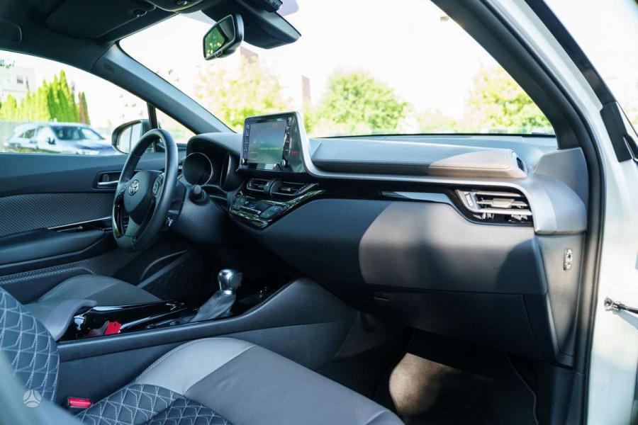 White Toyota C-HR 2021 in Vilnius, with an engine capacity of 1.99 L and mileage of 47 thousand km for 23500 €, photo 22 on AUTOMOTO.COM.LV