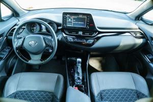 White Toyota C-HR 2021 in Vilnius, with an engine capacity of 1.99 L and mileage of 47 thousand km for 23500 €, photo 26 on AUTOMOTO.COM.LV