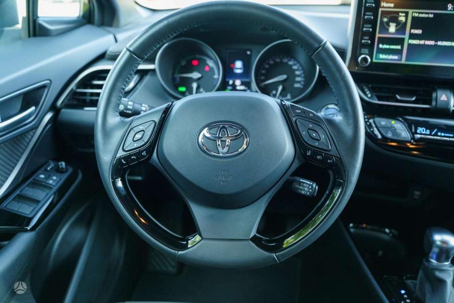 White Toyota C-HR 2021 in Vilnius, with an engine capacity of 1.99 L and mileage of 47 thousand km for 23500 €, photo 27 on AUTOMOTO.COM.LV