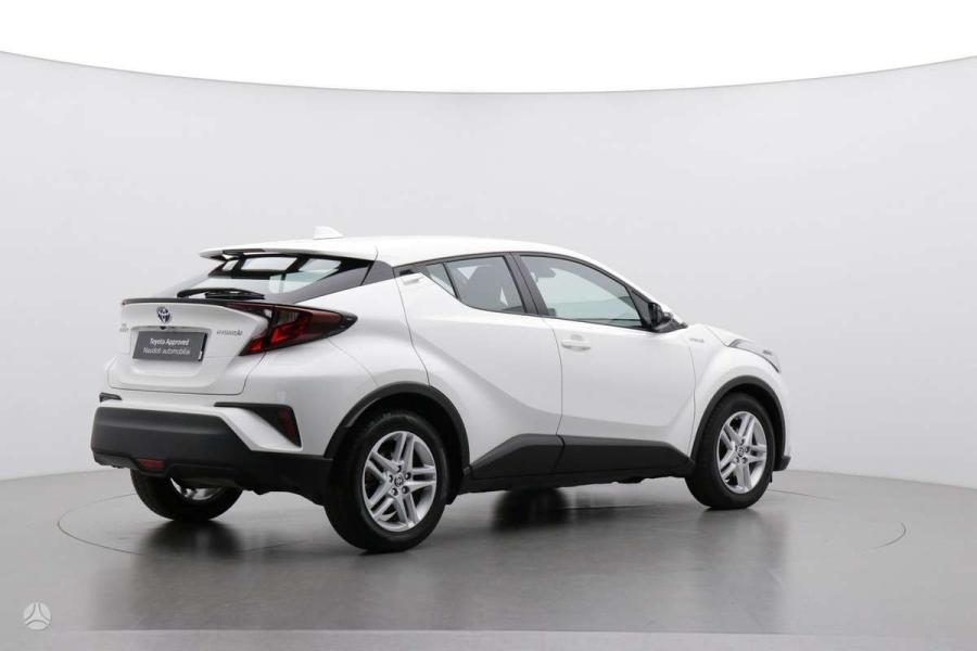 White Toyota C-HR 2021 in Vilnius, with an engine capacity of 1.80 L and mileage of 79 thousand km for 23900 €, photo 4 on AUTOMOTO.COM.LV
