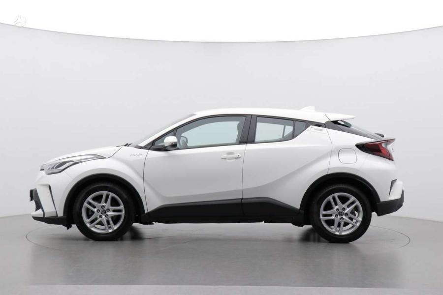 White Toyota C-HR 2021 in Vilnius, with an engine capacity of 1.80 L and mileage of 79 thousand km for 23900 €, photo 5 on AUTOMOTO.COM.LV