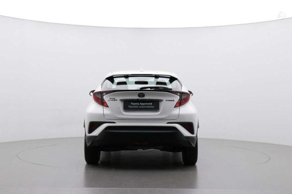 White Toyota C-HR 2021 in Vilnius, with an engine capacity of 1.80 L and mileage of 79 thousand km for 23900 €, photo 5 on AUTOMOTO.COM.LV