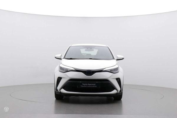 White Toyota C-HR 2021 in Vilnius, with an engine capacity of 1.80 L and mileage of 79 thousand km for 23900 €, photo 6 on AUTOMOTO.COM.LV