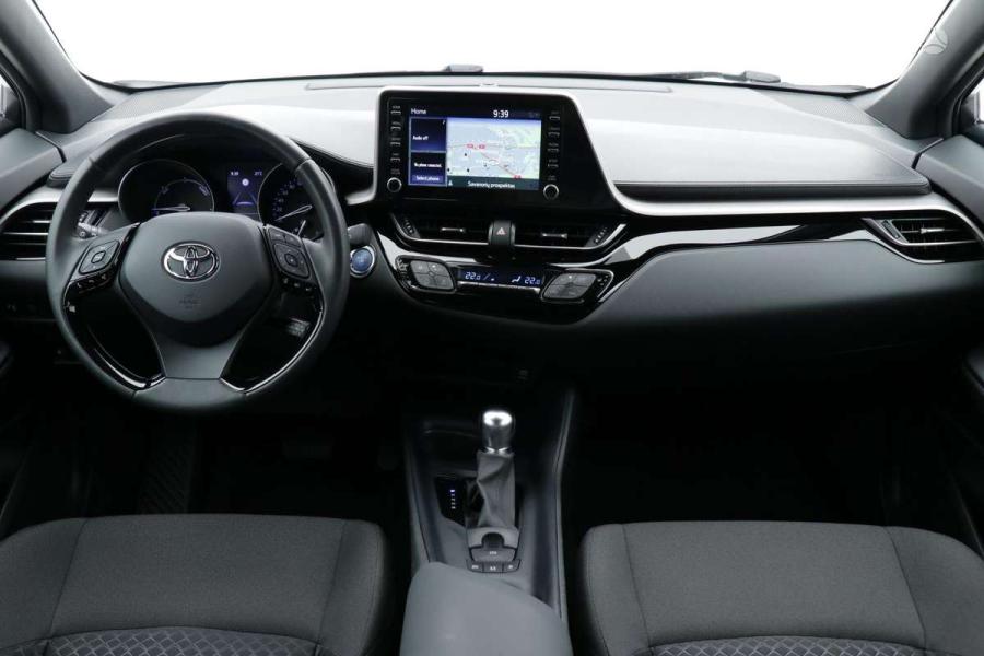 White Toyota C-HR 2021 in Vilnius, with an engine capacity of 1.80 L and mileage of 79 thousand km for 23900 €, photo 8 on AUTOMOTO.COM.LV