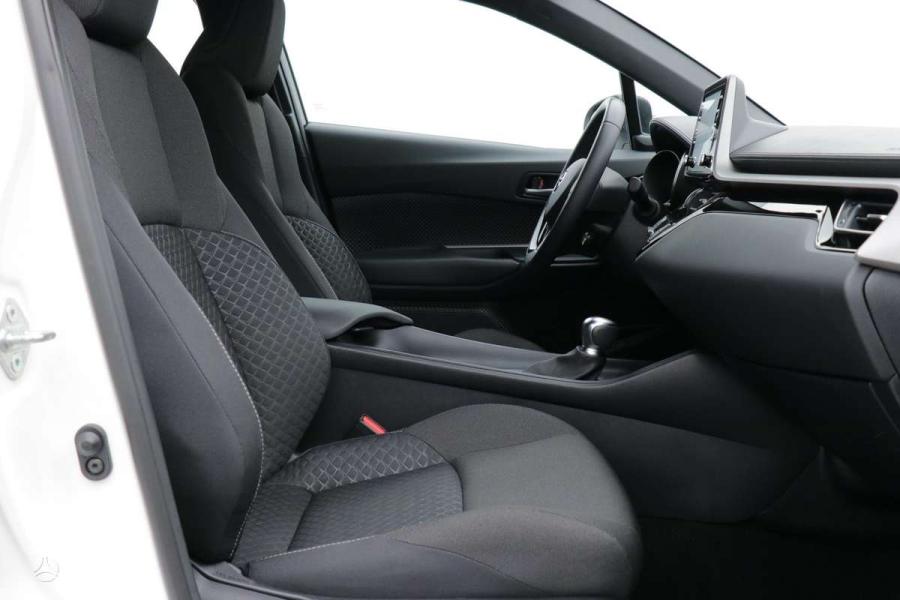 White Toyota C-HR 2021 in Vilnius, with an engine capacity of 1.80 L and mileage of 79 thousand km for 23900 €, photo 10 on AUTOMOTO.COM.LV