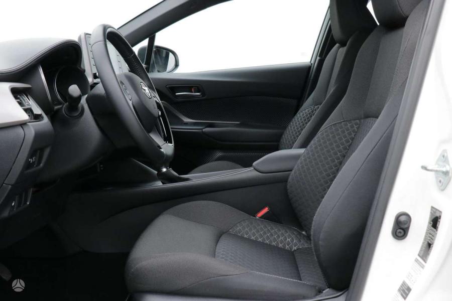 White Toyota C-HR 2021 in Vilnius, with an engine capacity of 1.80 L and mileage of 79 thousand km for 23900 €, photo 13 on AUTOMOTO.COM.LV