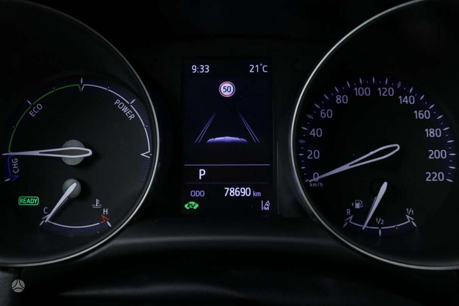White Toyota C-HR 2021 in Vilnius, with an engine capacity of 1.80 L and mileage of 79 thousand km for 23900 €, photo 15 on AUTOMOTO.COM.LV