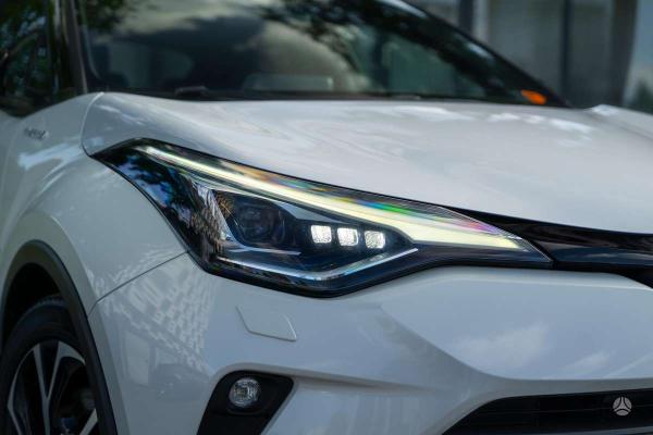 Белый Тойота C-HR 2021 в Вильнюс, объемом двигателя 1.99 л и пробегом 86 тыс. км за 21900 €, фото 3 на AUTOMOTO.COM.LV