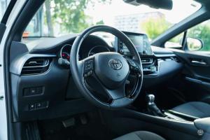 Белый Тойота C-HR 2021 в Вильнюс, объемом двигателя 1.99 л и пробегом 86 тыс. км за 21900 €, фото 19 на AUTOMOTO.COM.LV