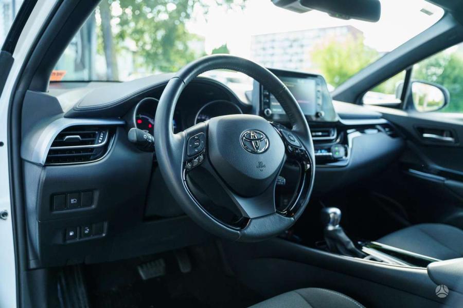 Белый Тойота C-HR 2021 в Вильнюс, объемом двигателя 1.99 л и пробегом 86 тыс. км за 21900 €, фото 19 на AUTOMOTO.COM.LV