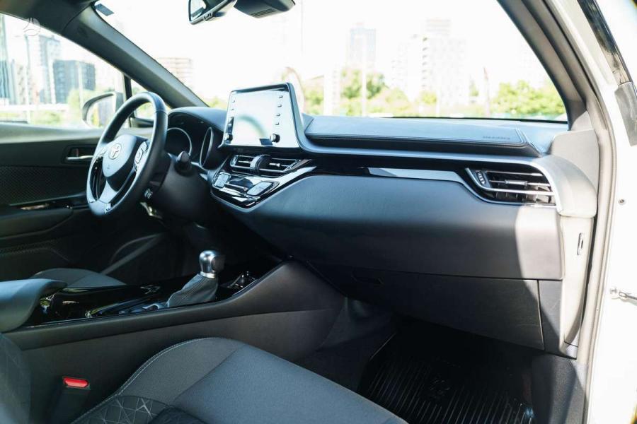 Белый Тойота C-HR 2021 в Вильнюс, объемом двигателя 1.99 л и пробегом 86 тыс. км за 21900 €, фото 21 на AUTOMOTO.COM.LV
