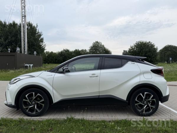 Белый Тойота C-HR 2021 в Рига, объемом двигателя 1.80 л и пробегом 52 тыс. км за 22490 €, фото 2 на AUTOMOTO.COM.LV