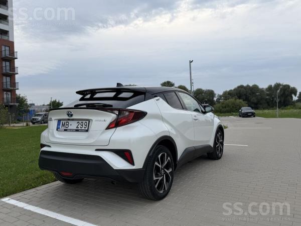 Белый Тойота C-HR 2021 в Рига, объемом двигателя 1.80 л и пробегом 52 тыс. км за 22490 €, фото 4 на AUTOMOTO.COM.LV