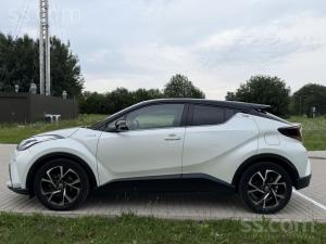 Белый Тойота C-HR 2021 в Рига, объемом двигателя 1.80 л и пробегом 52 тыс. км за 22490 €, фото  на AUTOMOTO.COM.LV