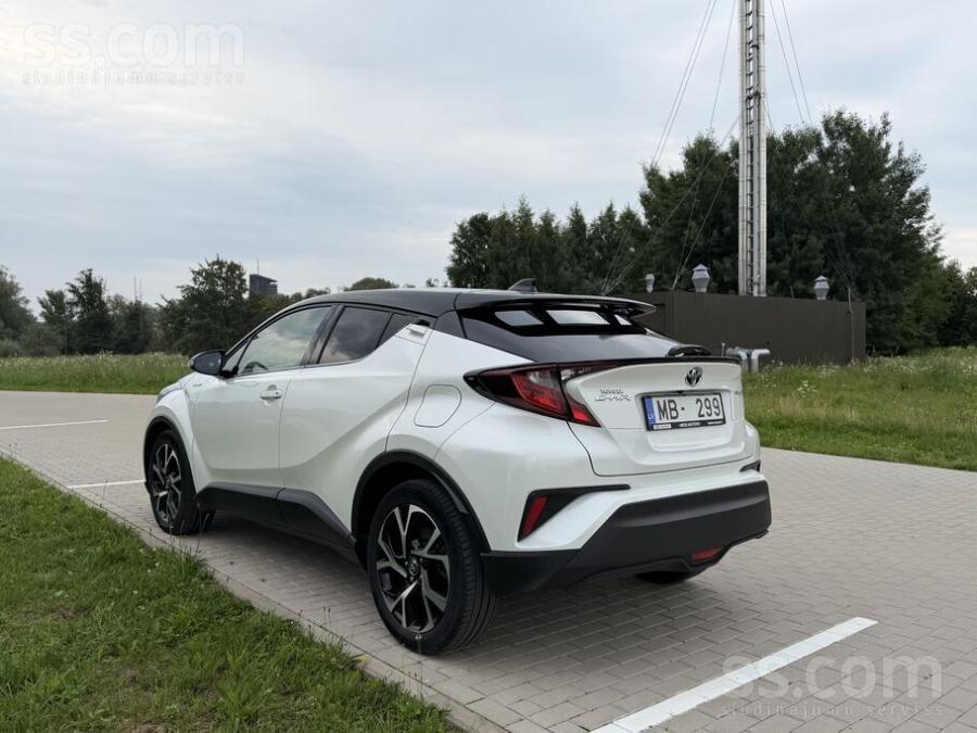 Balts Toyota C-HR 2021 Rīga, ar dzinēja tilpumu 1.80 L un nobraukumu 52 tūkst. km par 22490 €, foto 4 vietnē AUTOMOTO.COM.LV