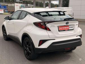 White Toyota C-HR 2021 in Vilnius, with an engine capacity of 1.80 L and mileage of 205 thousand km for 16800 €, photo 7 on AUTOMOTO.COM.LV