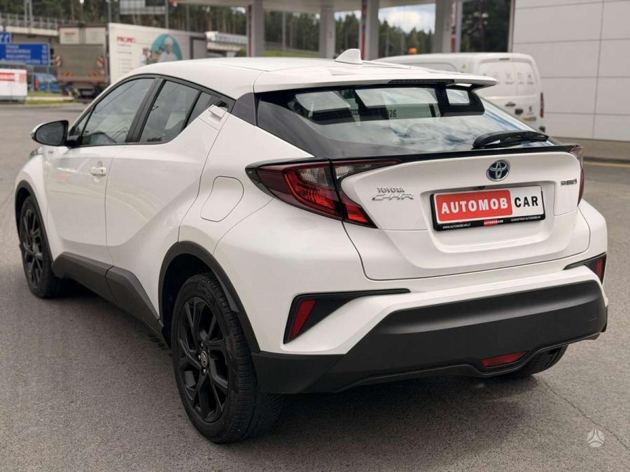 White Toyota C-HR 2021 in Vilnius, with an engine capacity of 1.80 L and mileage of 205 thousand km for 16800 €, photo 7 on AUTOMOTO.COM.LV