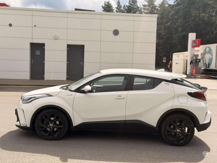 White Toyota C-HR 2021 in Vilnius, with an engine capacity of 1.80 L and mileage of 205 thousand km for 16800 €, photo 9 on AUTOMOTO.COM.LV