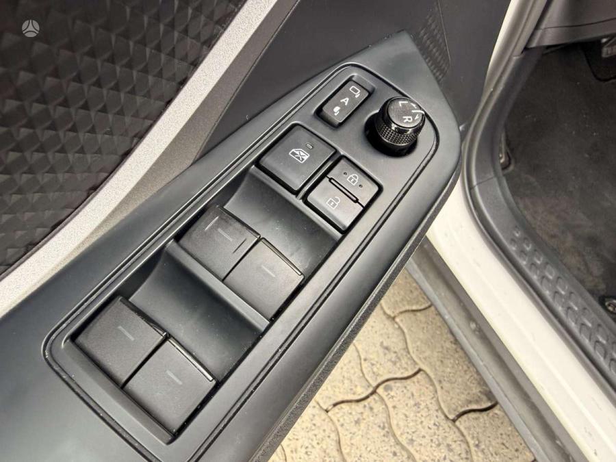 White Toyota C-HR 2021 in Vilnius, with an engine capacity of 1.80 L and mileage of 205 thousand km for 16800 €, photo 11 on AUTOMOTO.COM.LV
