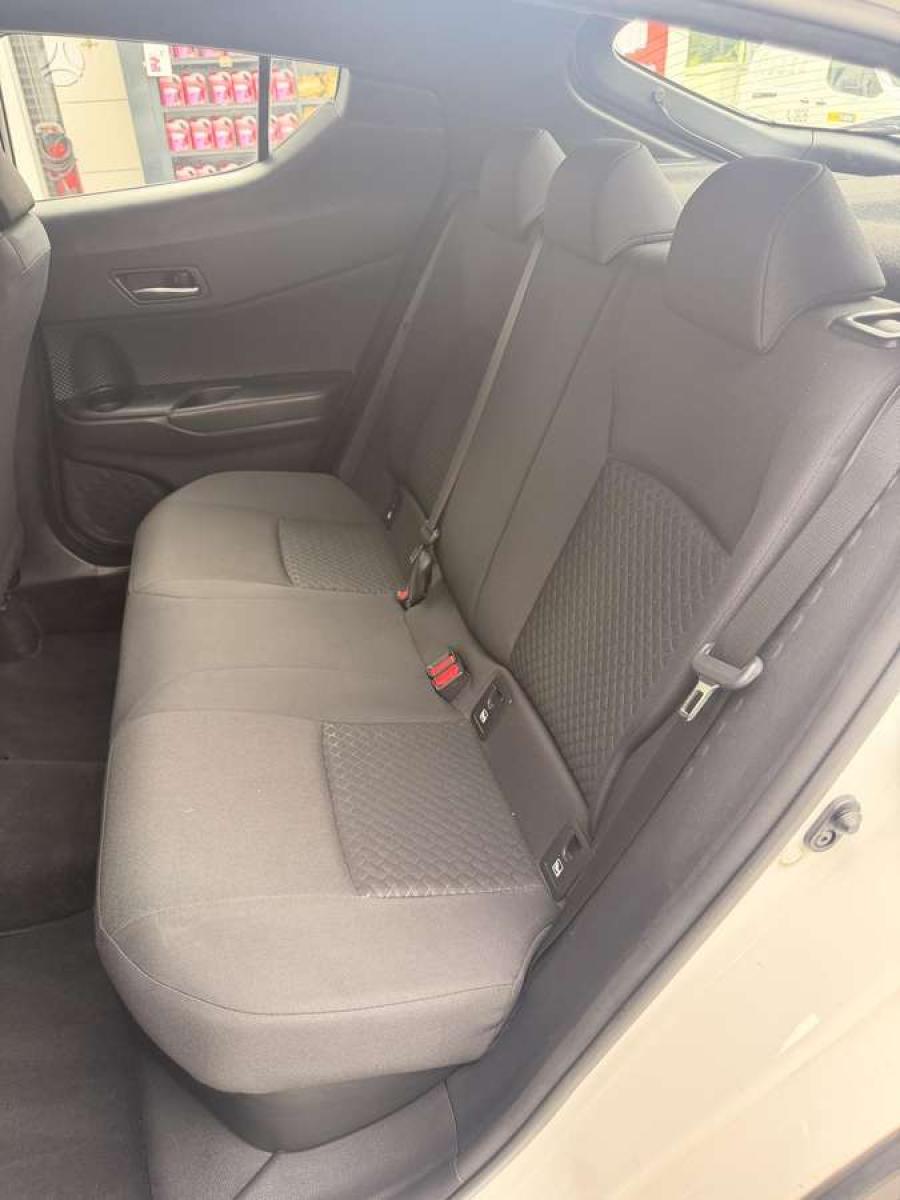 White Toyota C-HR 2021 in Vilnius, with an engine capacity of 1.80 L and mileage of 205 thousand km for 16800 €, photo 14 on AUTOMOTO.COM.LV