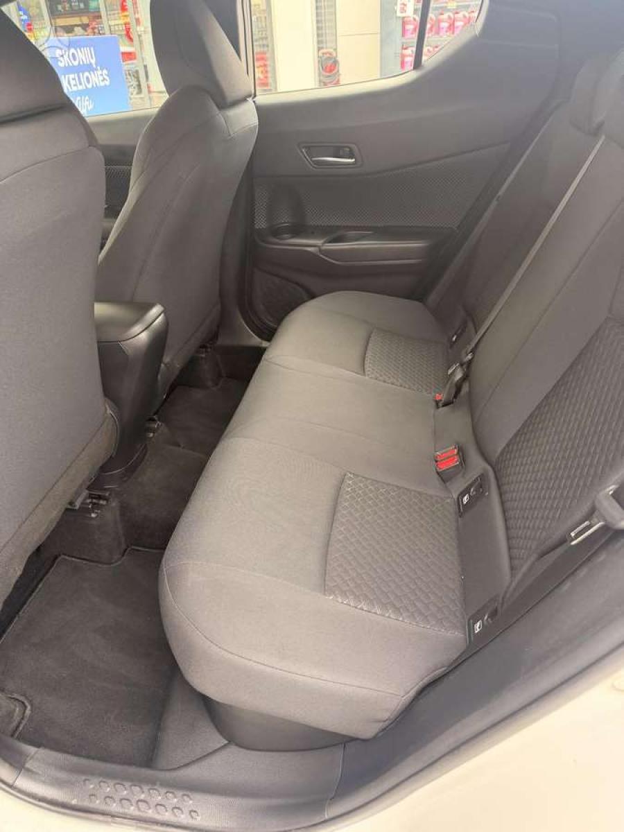 White Toyota C-HR 2021 in Vilnius, with an engine capacity of 1.80 L and mileage of 205 thousand km for 16800 €, photo 15 on AUTOMOTO.COM.LV
