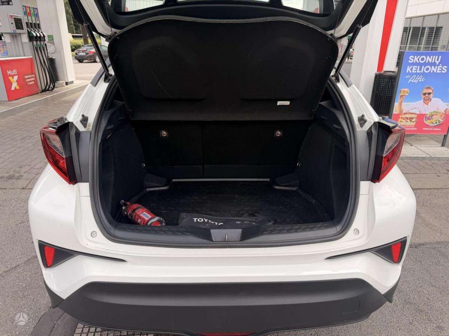 White Toyota C-HR 2021 in Vilnius, with an engine capacity of 1.80 L and mileage of 205 thousand km for 16800 €, photo 16 on AUTOMOTO.COM.LV