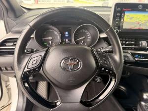 White Toyota C-HR 2021 in Vilnius, with an engine capacity of 1.80 L and mileage of 205 thousand km for 16800 €, photo 28 on AUTOMOTO.COM.LV