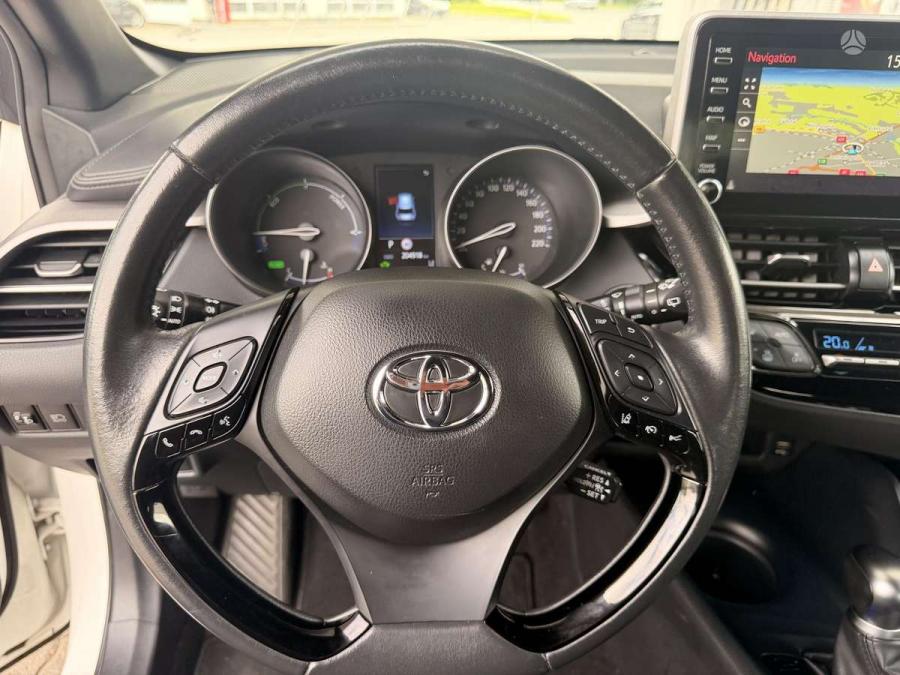 White Toyota C-HR 2021 in Vilnius, with an engine capacity of 1.80 L and mileage of 205 thousand km for 16800 €, photo 28 on AUTOMOTO.COM.LV