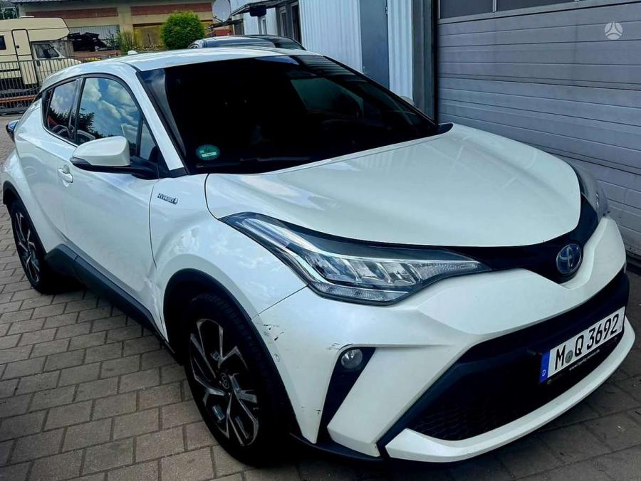 White Toyota C-HR 2021 in Taurage, with an engine capacity of 1.99 L and mileage of 288 thousand km for 12500 €, photo 3 on AUTOMOTO.COM.LV