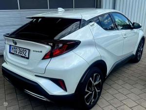 White Toyota C-HR 2021 in Taurage, with an engine capacity of 1.99 L and mileage of 288 thousand km for 12500 €, photo 4 on AUTOMOTO.COM.LV