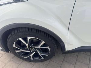 White Toyota C-HR 2021 in Taurage, with an engine capacity of 1.99 L and mileage of 288 thousand km for 12500 €, photo 8 on AUTOMOTO.COM.LV