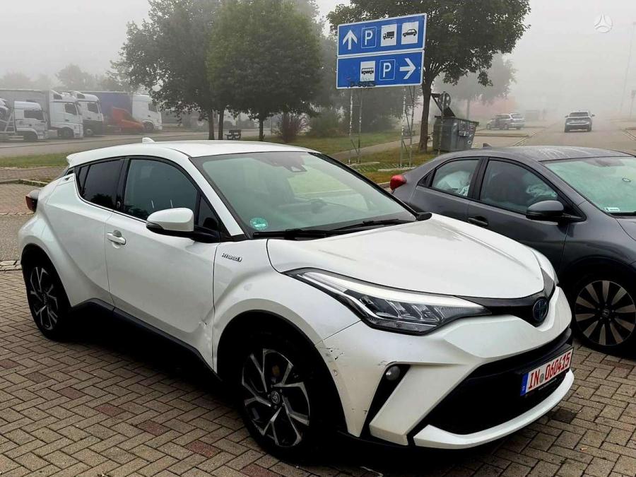 White Toyota C-HR 2021 in Taurage, with an engine capacity of 1.99 L and mileage of 288 thousand km for 12500 €, photo 10 on AUTOMOTO.COM.LV