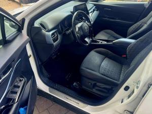White Toyota C-HR 2021 in Taurage, with an engine capacity of 1.99 L and mileage of 288 thousand km for 12500 €, photo 13 on AUTOMOTO.COM.LV