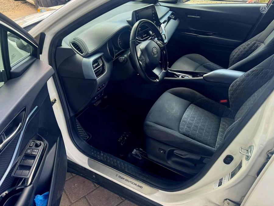 White Toyota C-HR 2021 in Taurage, with an engine capacity of 1.99 L and mileage of 288 thousand km for 12500 €, photo 13 on AUTOMOTO.COM.LV