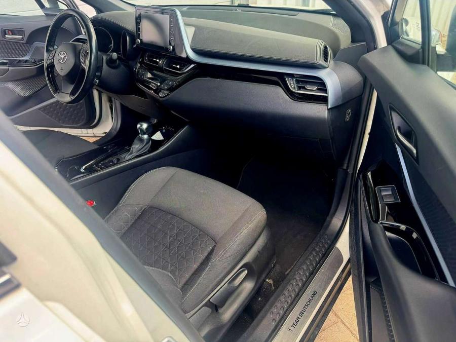 White Toyota C-HR 2021 in Taurage, with an engine capacity of 1.99 L and mileage of 288 thousand km for 12500 €, photo 15 on AUTOMOTO.COM.LV
