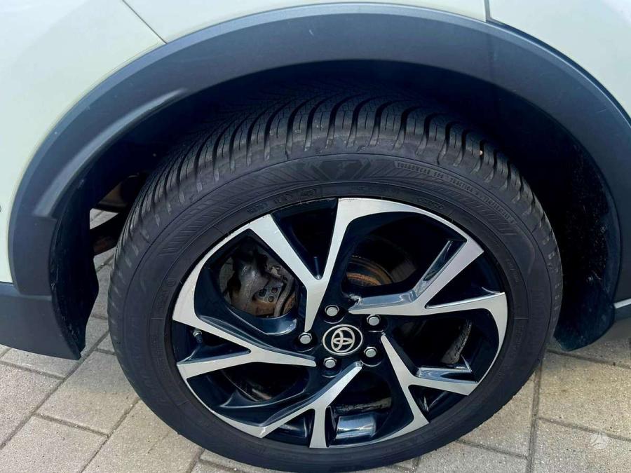 White Toyota C-HR 2021 in Taurage, with an engine capacity of 1.99 L and mileage of 288 thousand km for 12500 €, photo 21 on AUTOMOTO.COM.LV