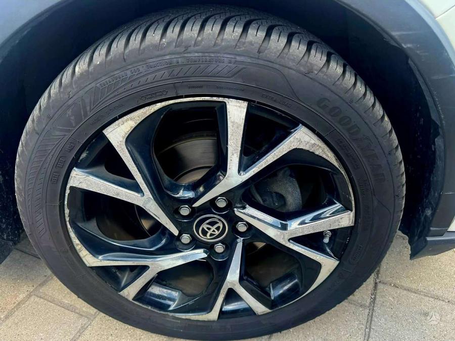 White Toyota C-HR 2021 in Taurage, with an engine capacity of 1.99 L and mileage of 288 thousand km for 12500 €, photo 22 on AUTOMOTO.COM.LV