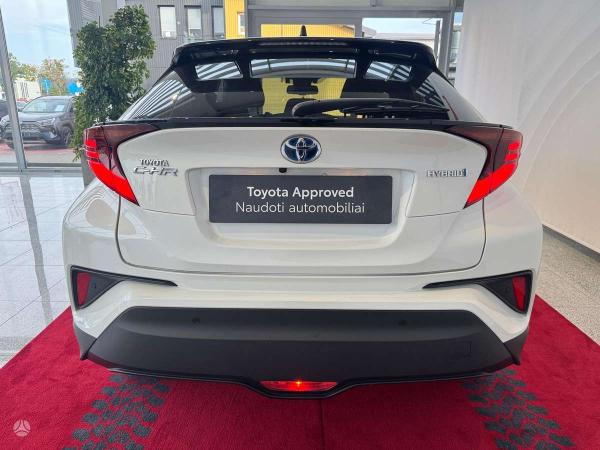 White Toyota C-HR 2021 in Siauliai, with an engine capacity of 1.80 L and mileage of 126 thousand km for 20500 €, photo 6 on AUTOMOTO.COM.LV