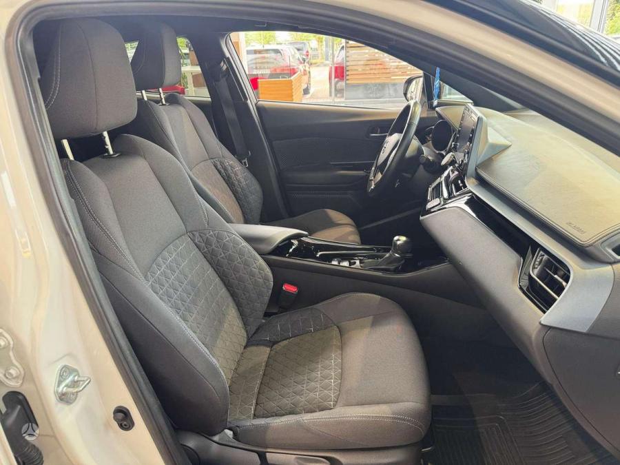 Balts Toyota C-HR 2021 Šauļi, ar dzinēja tilpumu 1.80 L un nobraukumu 126 tūkst. km par 20500 €, foto 25 vietnē AUTOMOTO.COM.LV